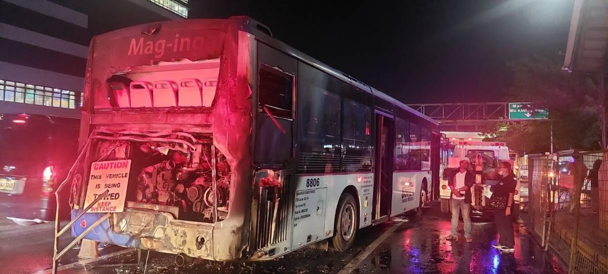 Bus on EDSA carousel catches fire, 2 hurt - Philippine Daily Post