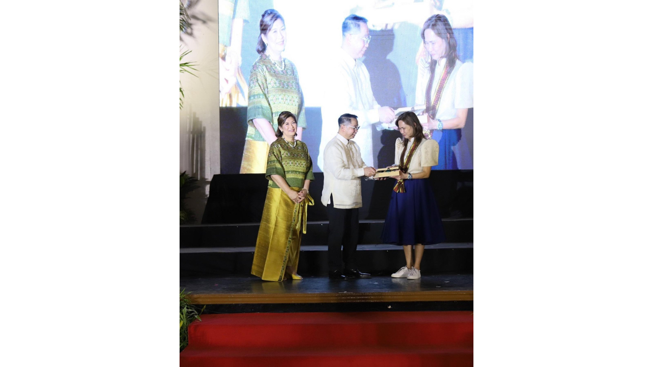 Gov. Yap receives UP Gawad Oblation - Philippine Daily Post