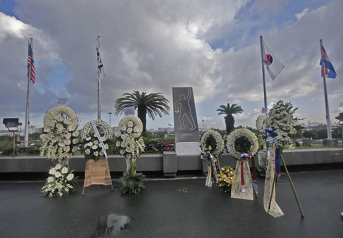 Ninoy supporters gather in NAIA on his 40th death anniv - Philippine ...