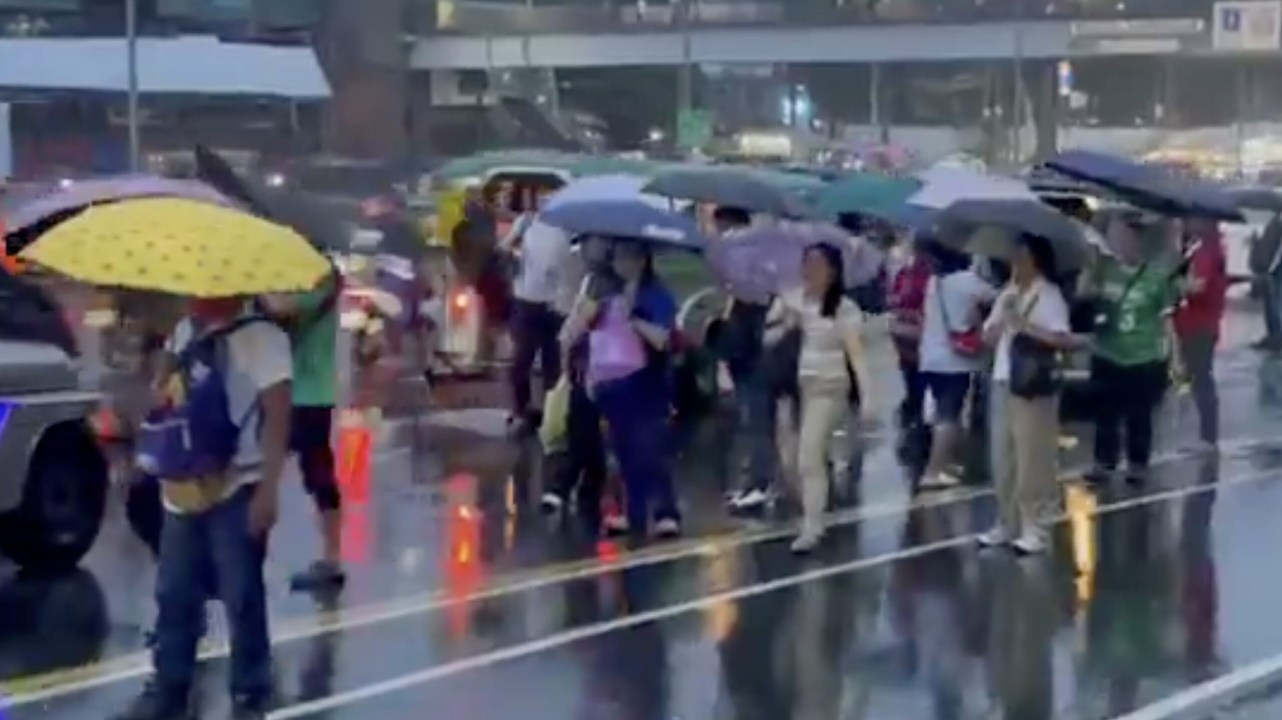 Commuters stranded amid heavy rains in Metro Manila - Philippine Daily Post