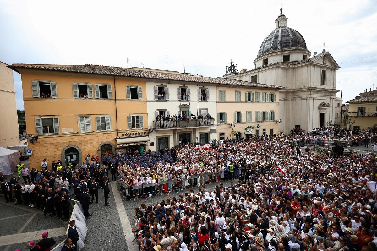 Thousands attend Pope Leo’s first Angelus prayer - Philippine Daily Post